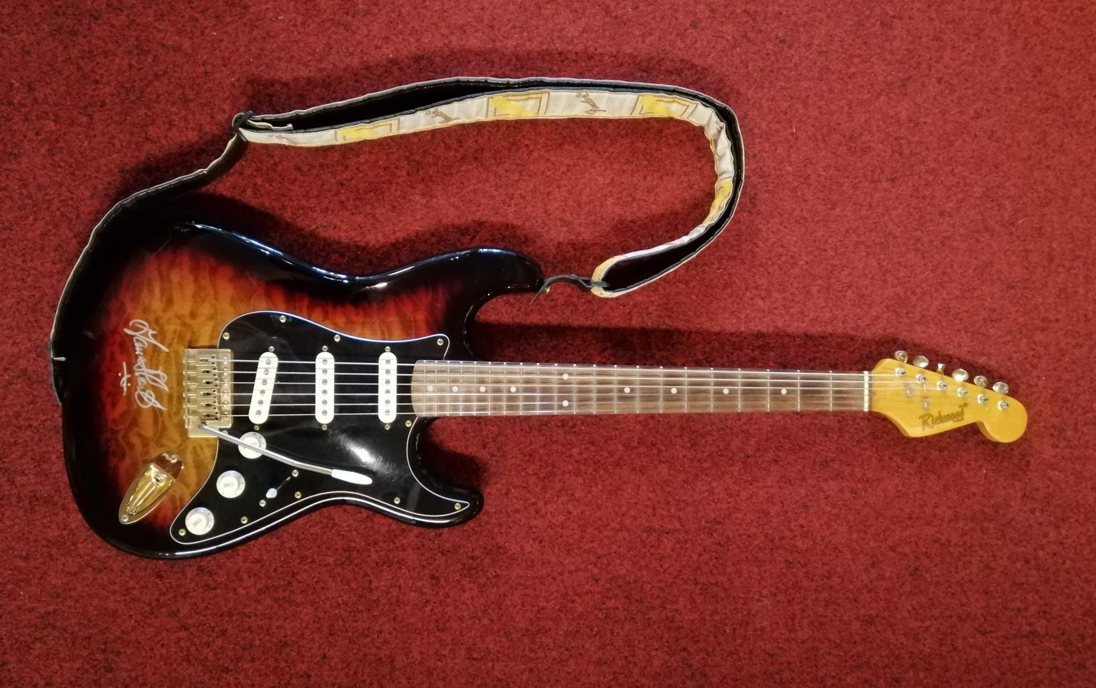 Gitaar Jan de Hont Model Richwood Stratocaster met gitaarriem ...